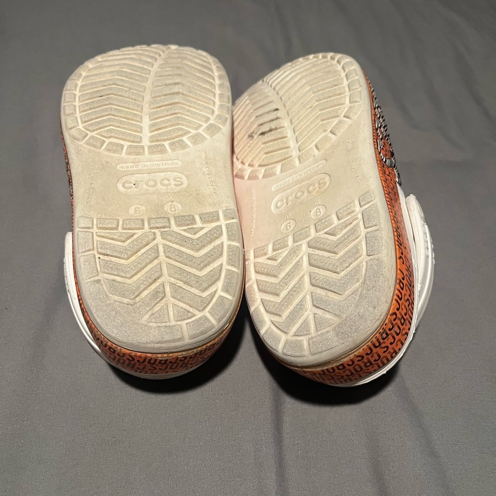 Used Men's White Special Edition Crocs Size 6 - Gem